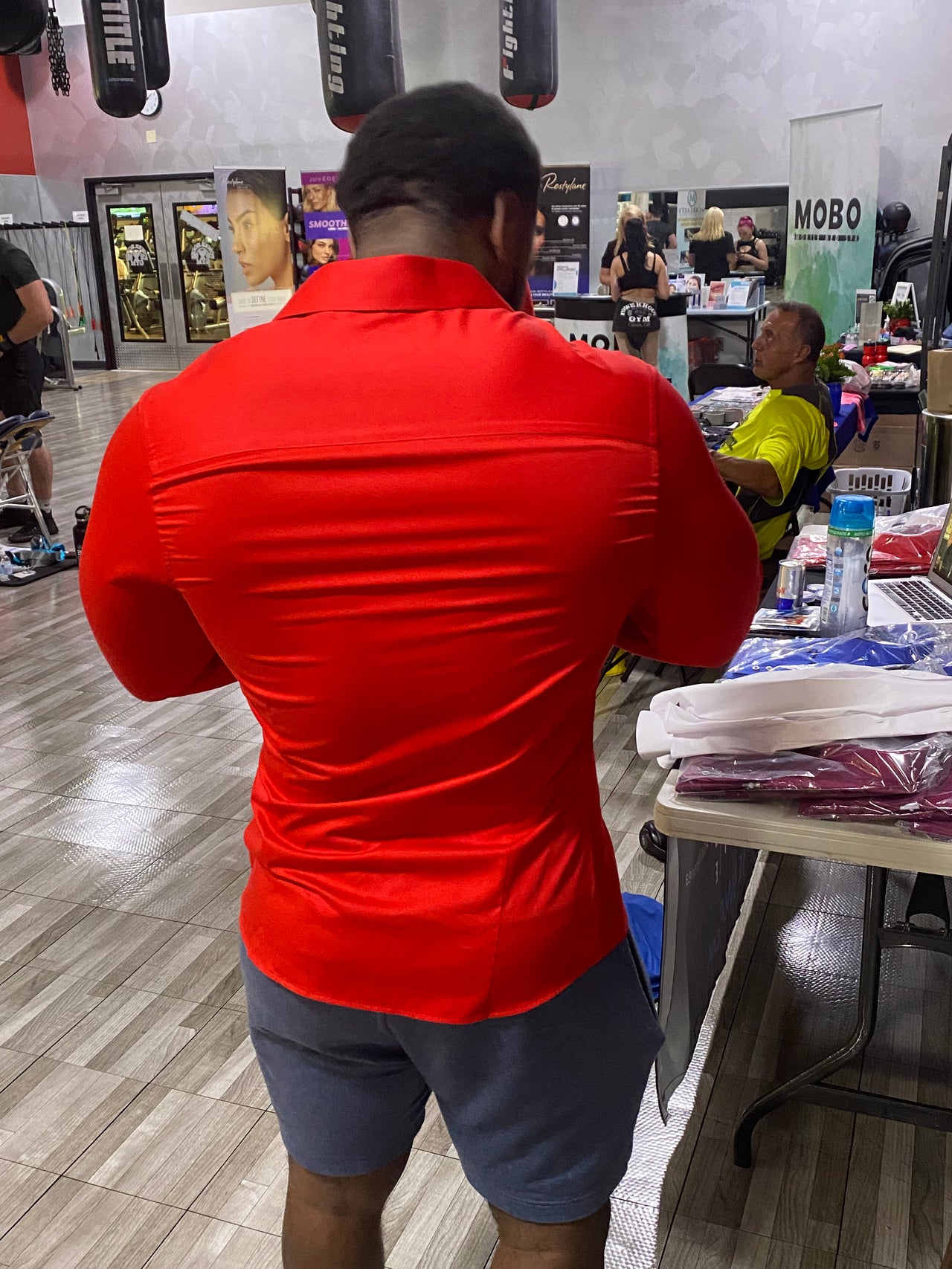 Muscle-Fit Dress Shirt in Red – Atlas Menswear